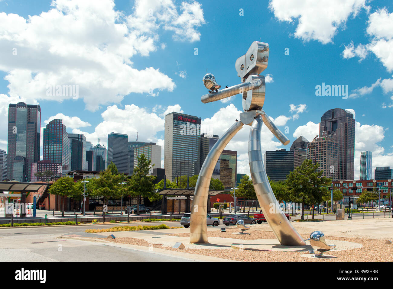 Traveling man sculpture dallas hi-res stock photography and images - Alamy