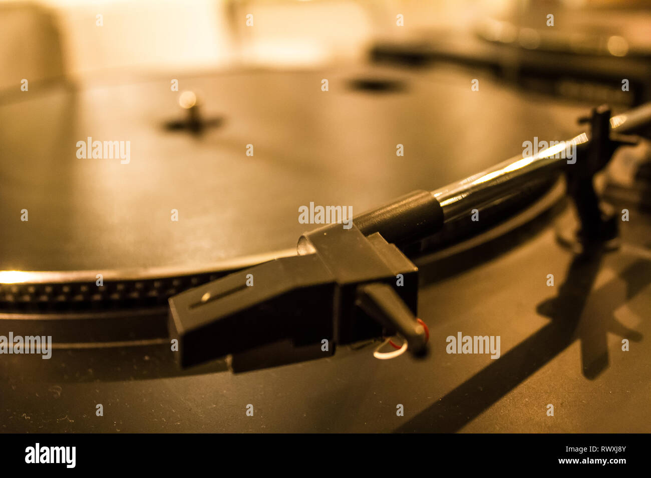 Turntable vintage hi-res stock photography and images - Alamy