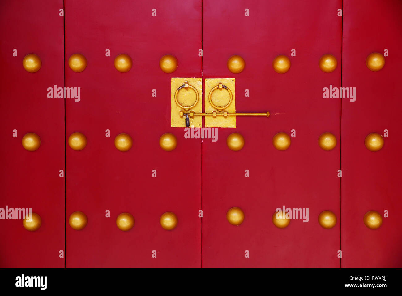 Traditional chinese door design door hi-res stock photography and ...
