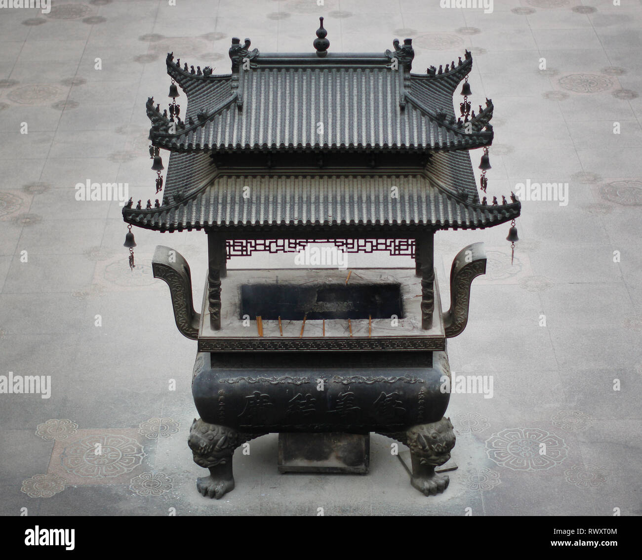 Chinese incense burner hi-res stock photography and images - Alamy