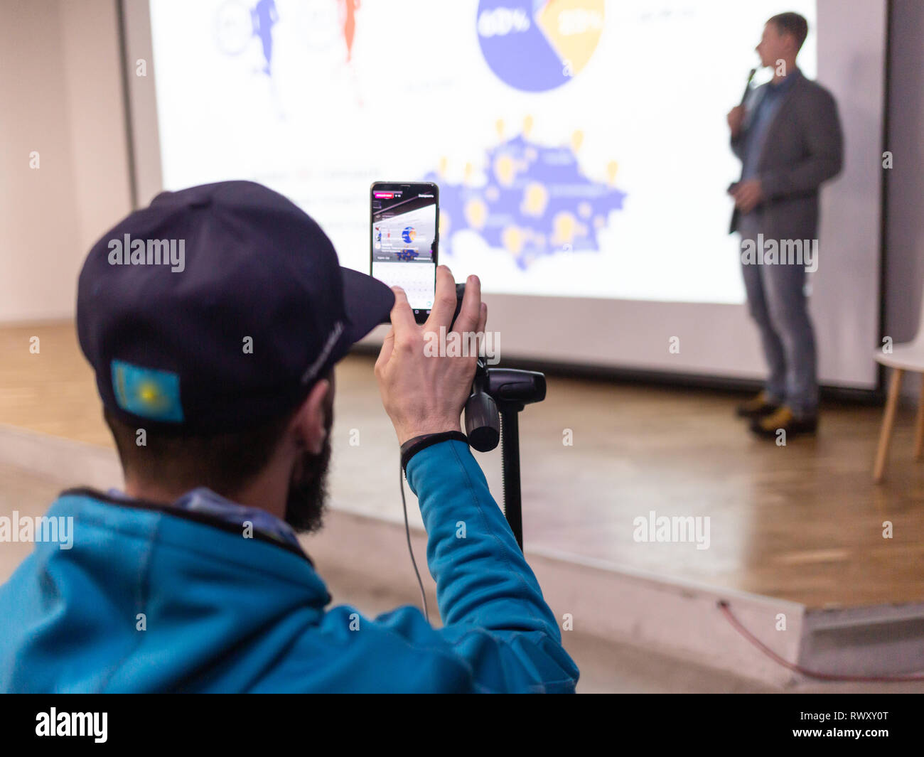 Man instagram hi-res stock photography and images - Alamy