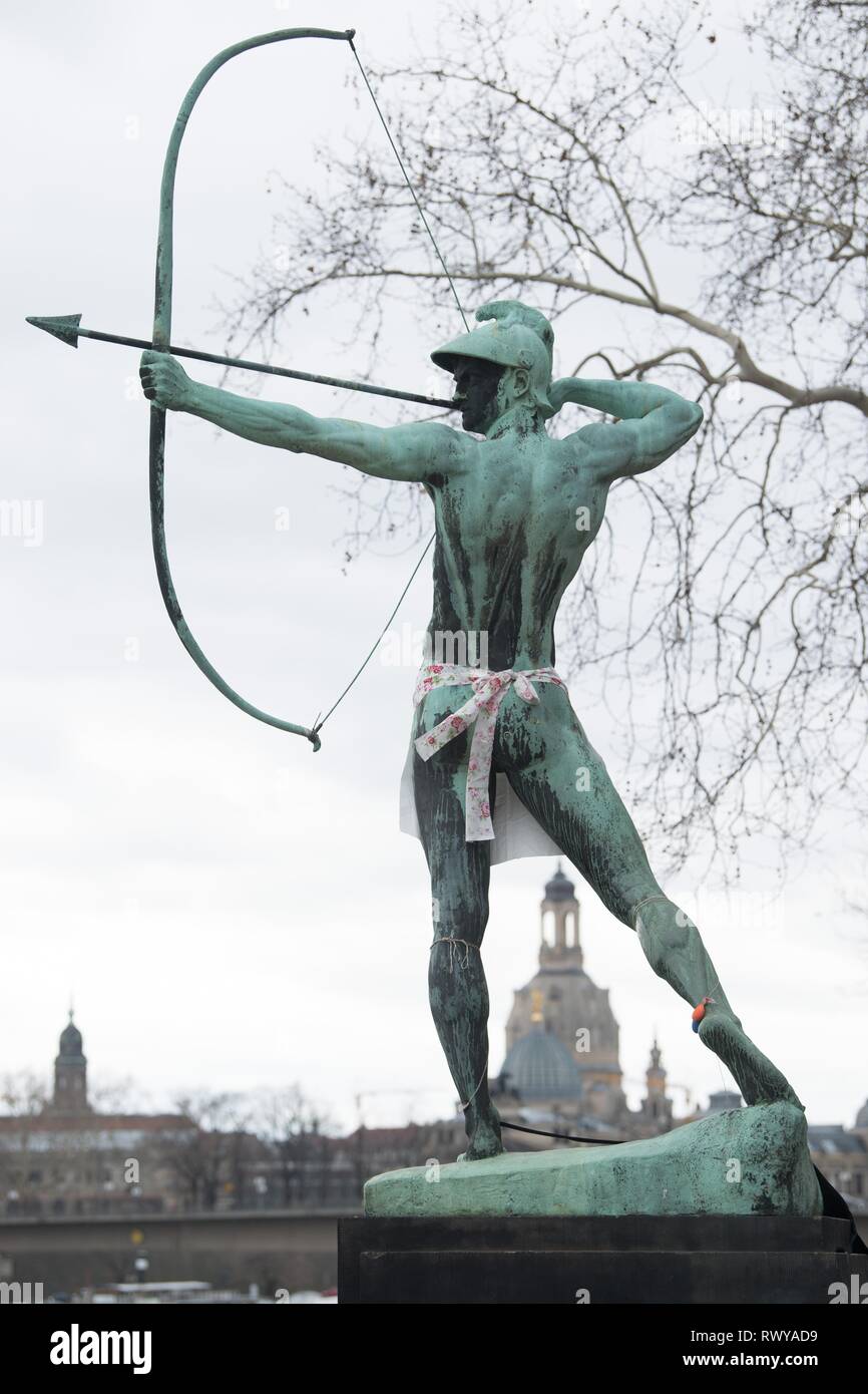 Archer from the front hi-res stock photography and images - Alamy