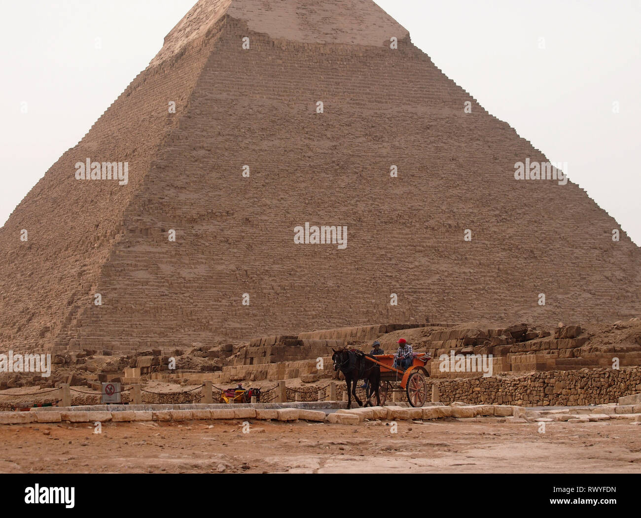 Horse cart in front of the Great Pyramid Stock Photo - Alamy