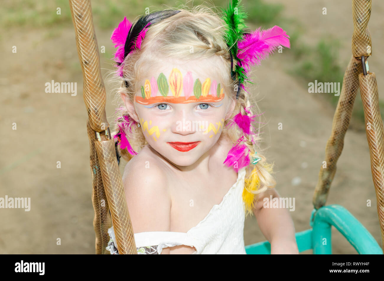 Body paint camouflage hi-res stock photography and images - Alamy