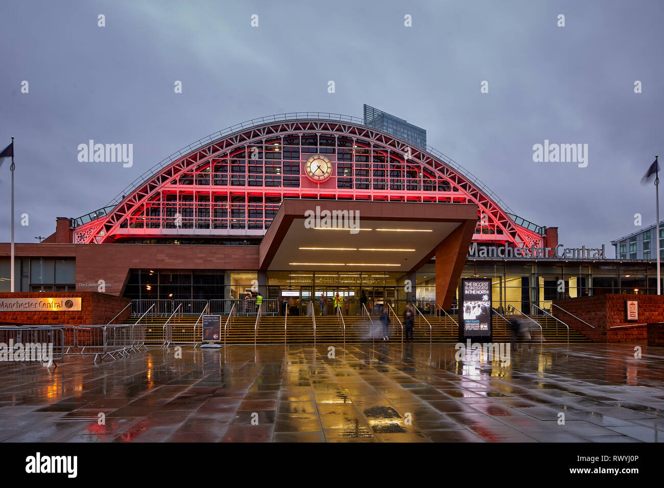 Roof structure of central station hi-res stock photography and images ...