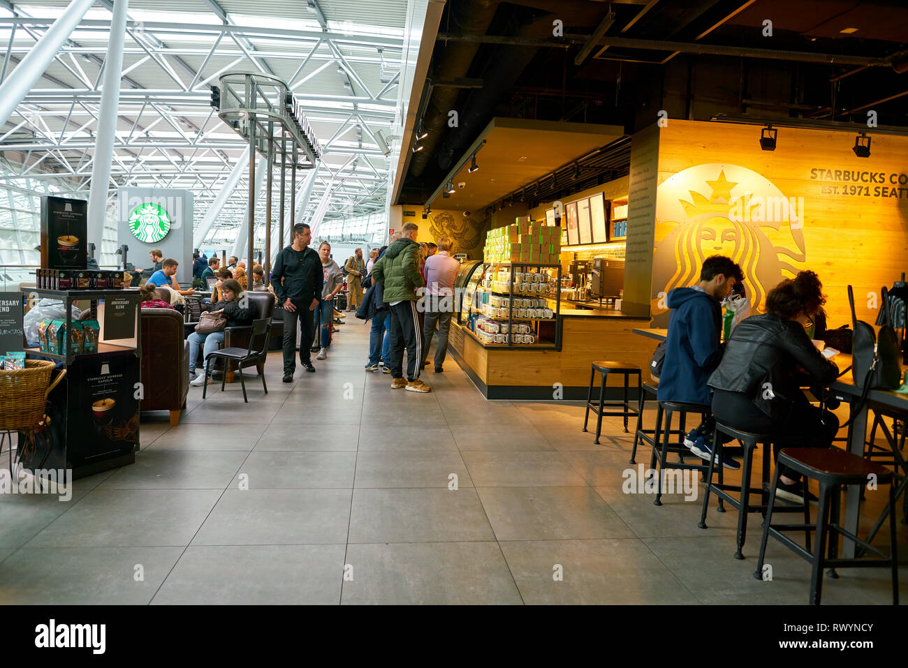 Starbucks coffee shop in airport hi-res stock photography and images ...