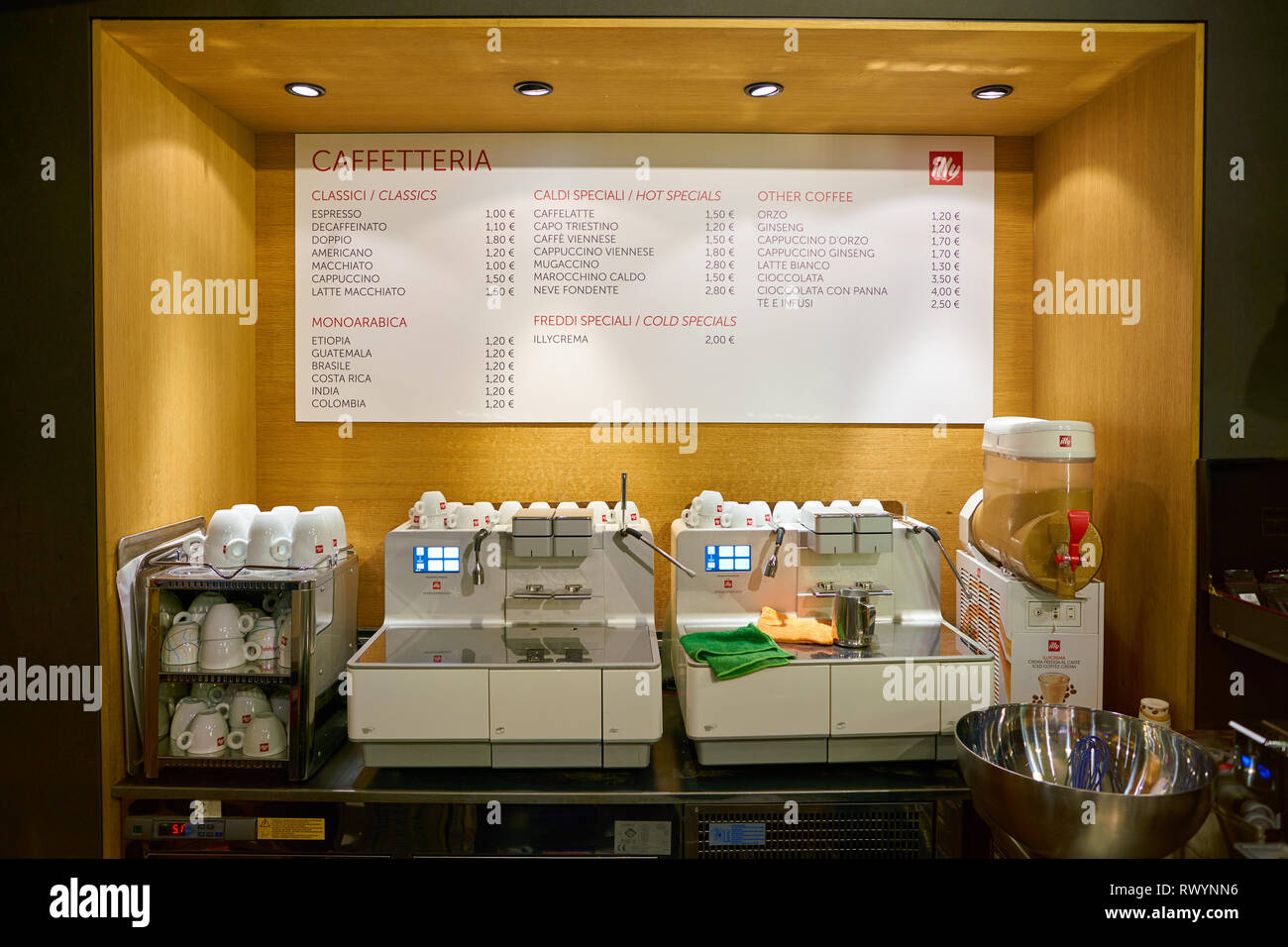 Illy coffee shop hi-res stock photography and images - Alamy