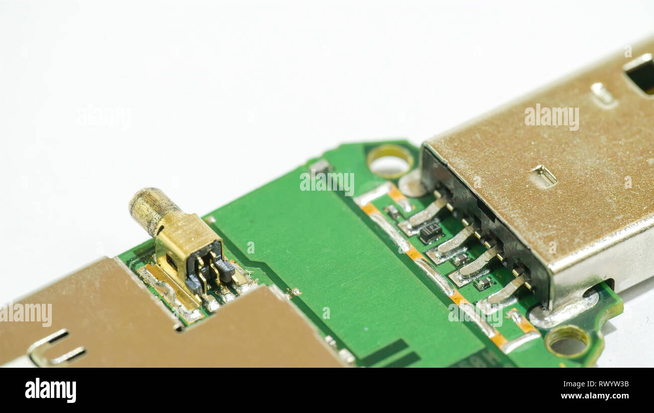 Top edge of the USB stick with open body. Seen is the small boxes from ...