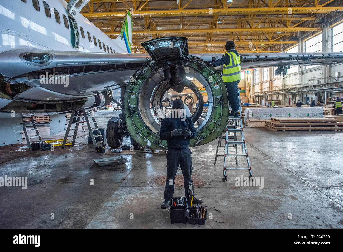 Aircraft teardown hi-res stock photography and images - Alamy