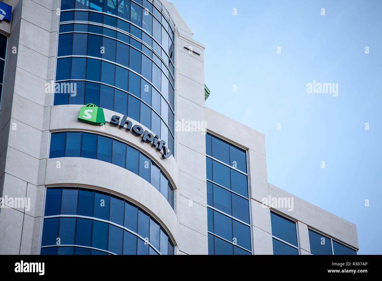 Shopify hi-res stock photography and images - Alamy