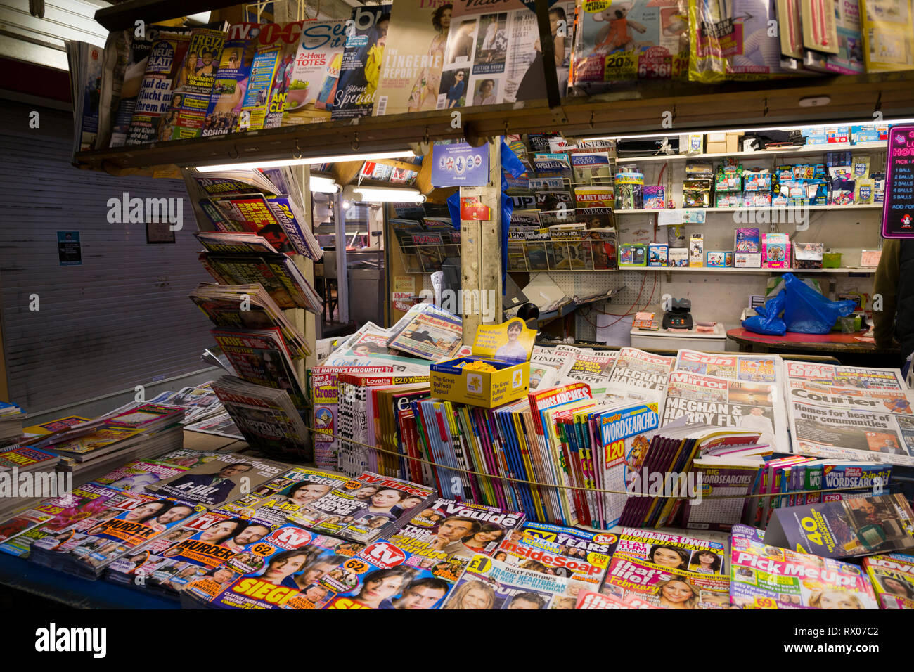 Newsagents magazine stall magazines hi-res stock photography and images ...