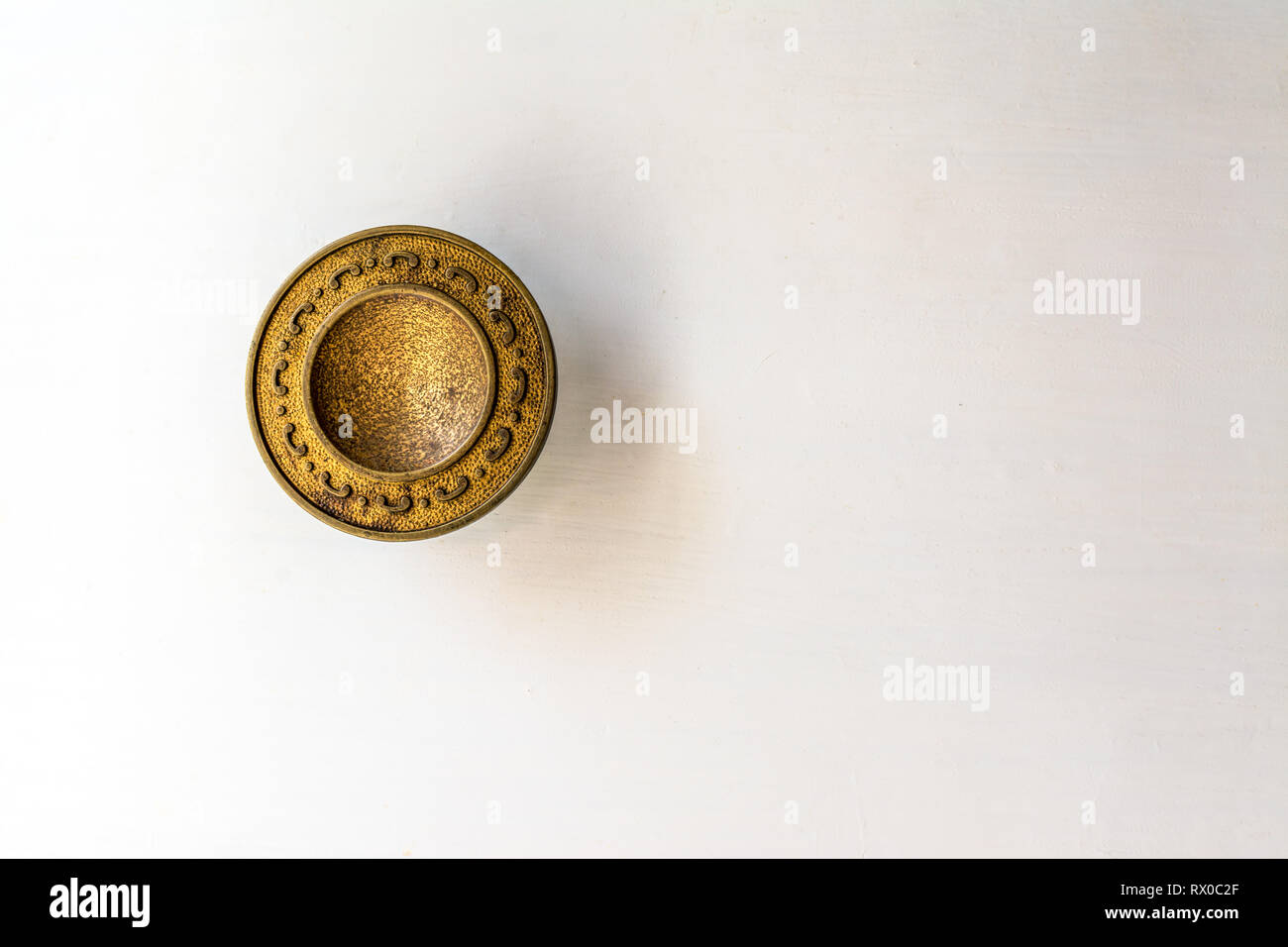 Antique furniture handle hi-res stock photography and images - Alamy