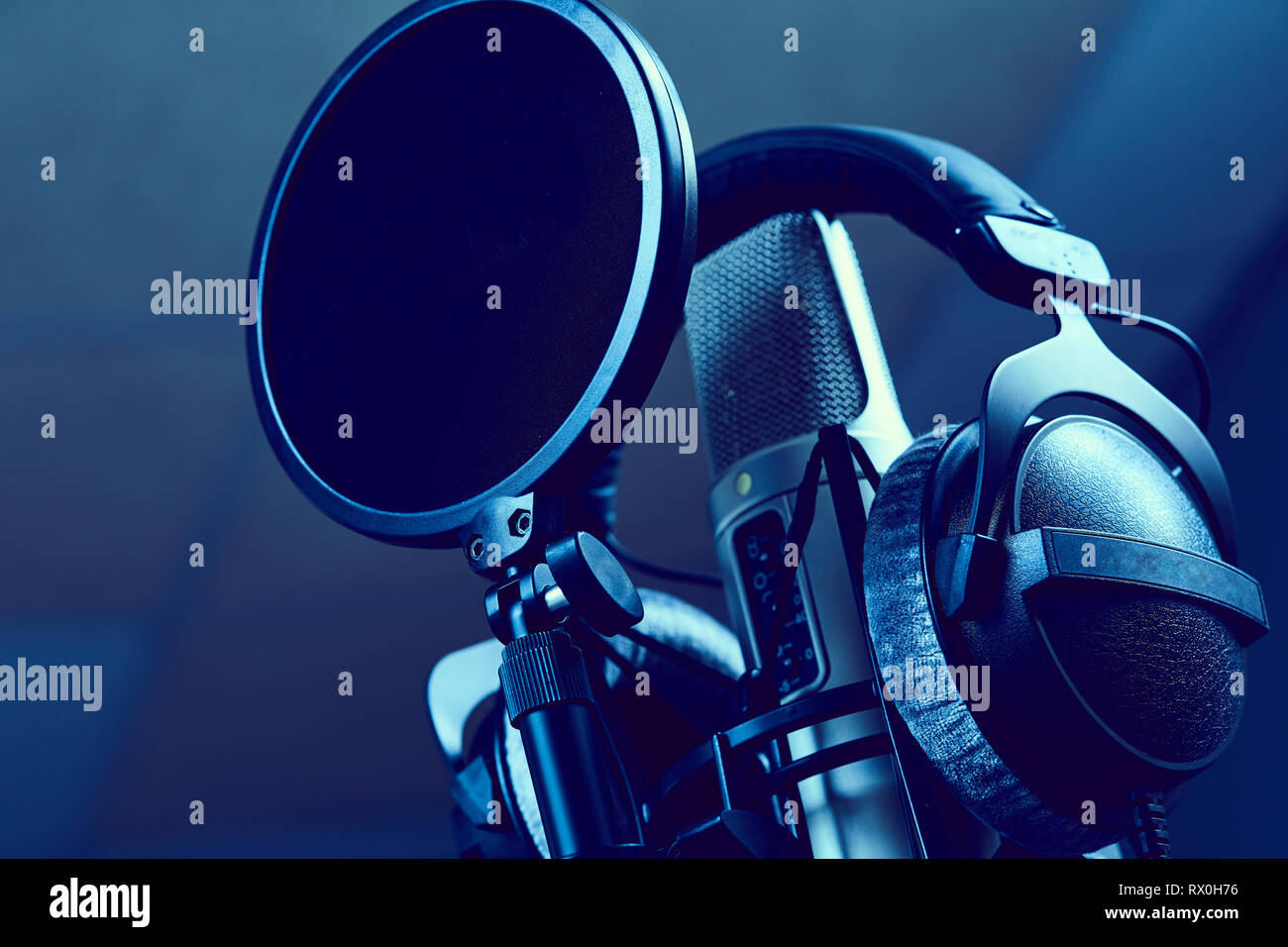 Studio recording microphone hi-res stock photography and images - Alamy