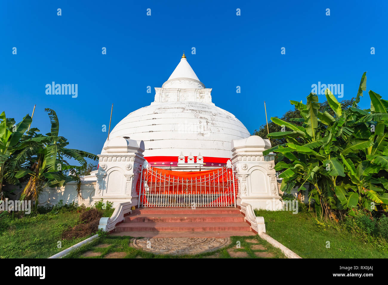 Raja Maha Vihara temple. Tissamaharama, Sri Lanka Stock Photo - Alamy