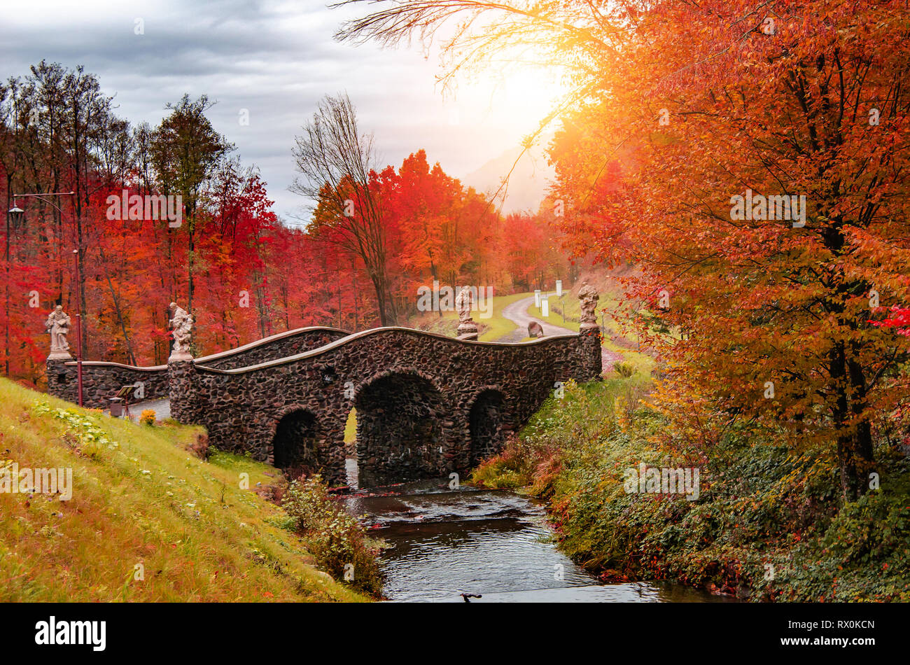 Red bridge with fall foliage hi-res stock photography and images - Alamy