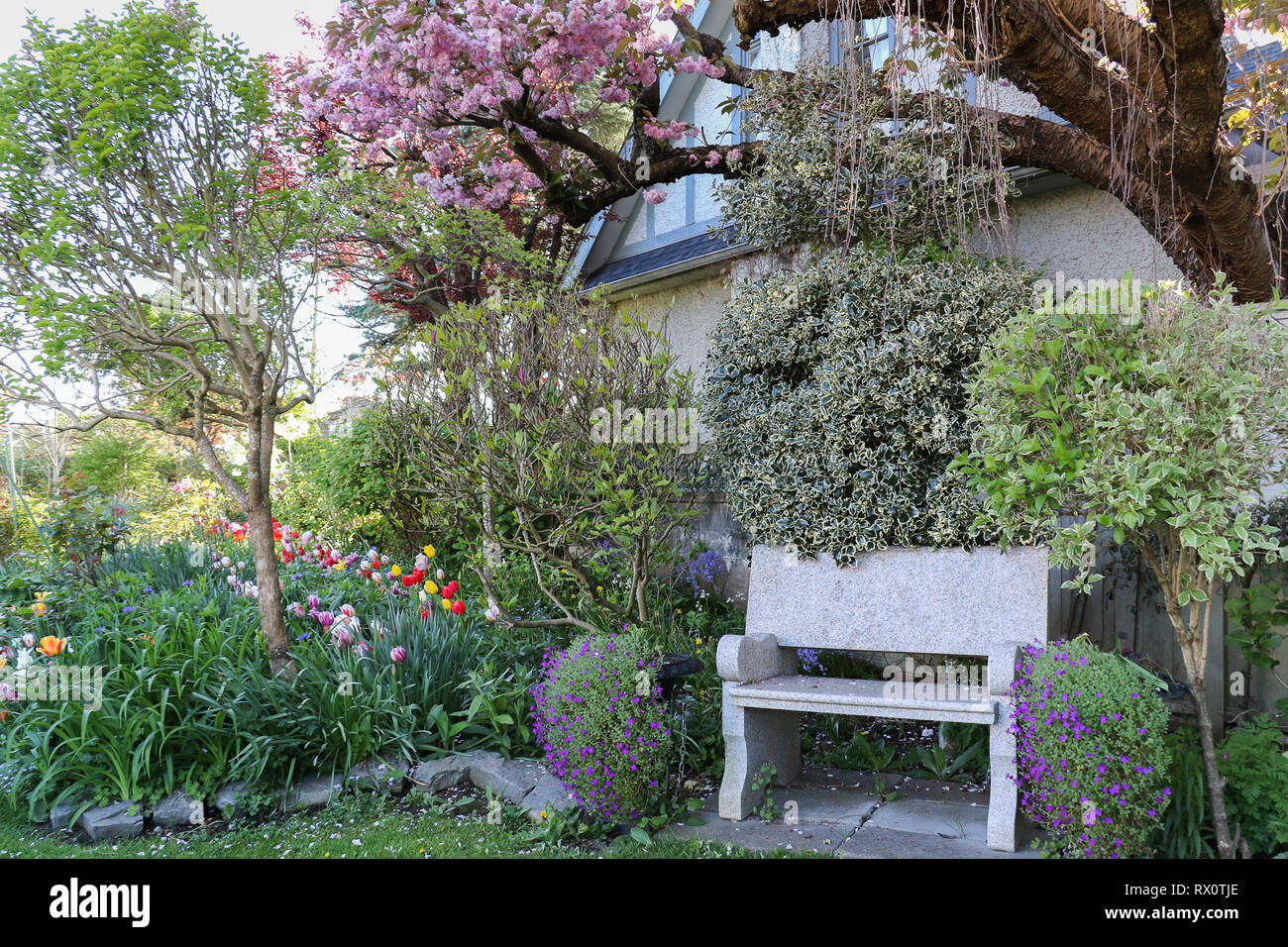 Stone garden bench hi-res stock photography and images - Alamy