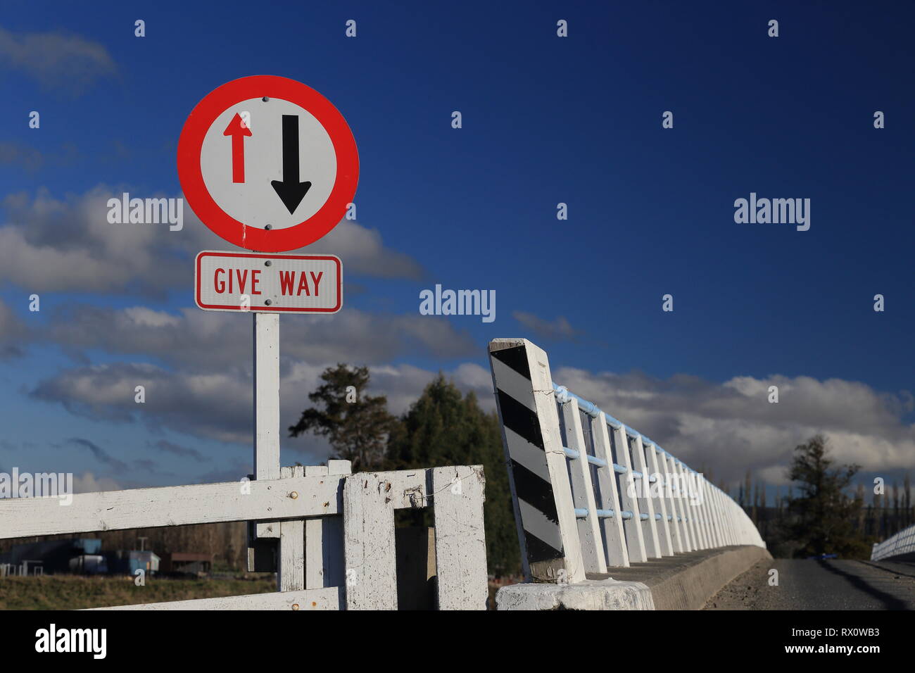 Give way sign hi-res stock photography and images - Alamy