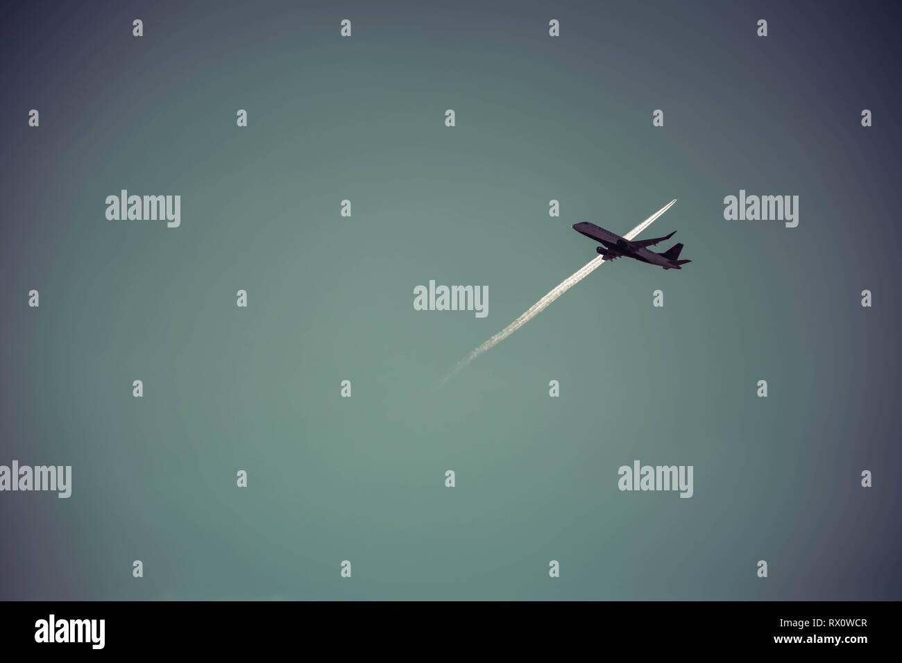 Aeroplanes contrails hi-res stock photography and images - Alamy