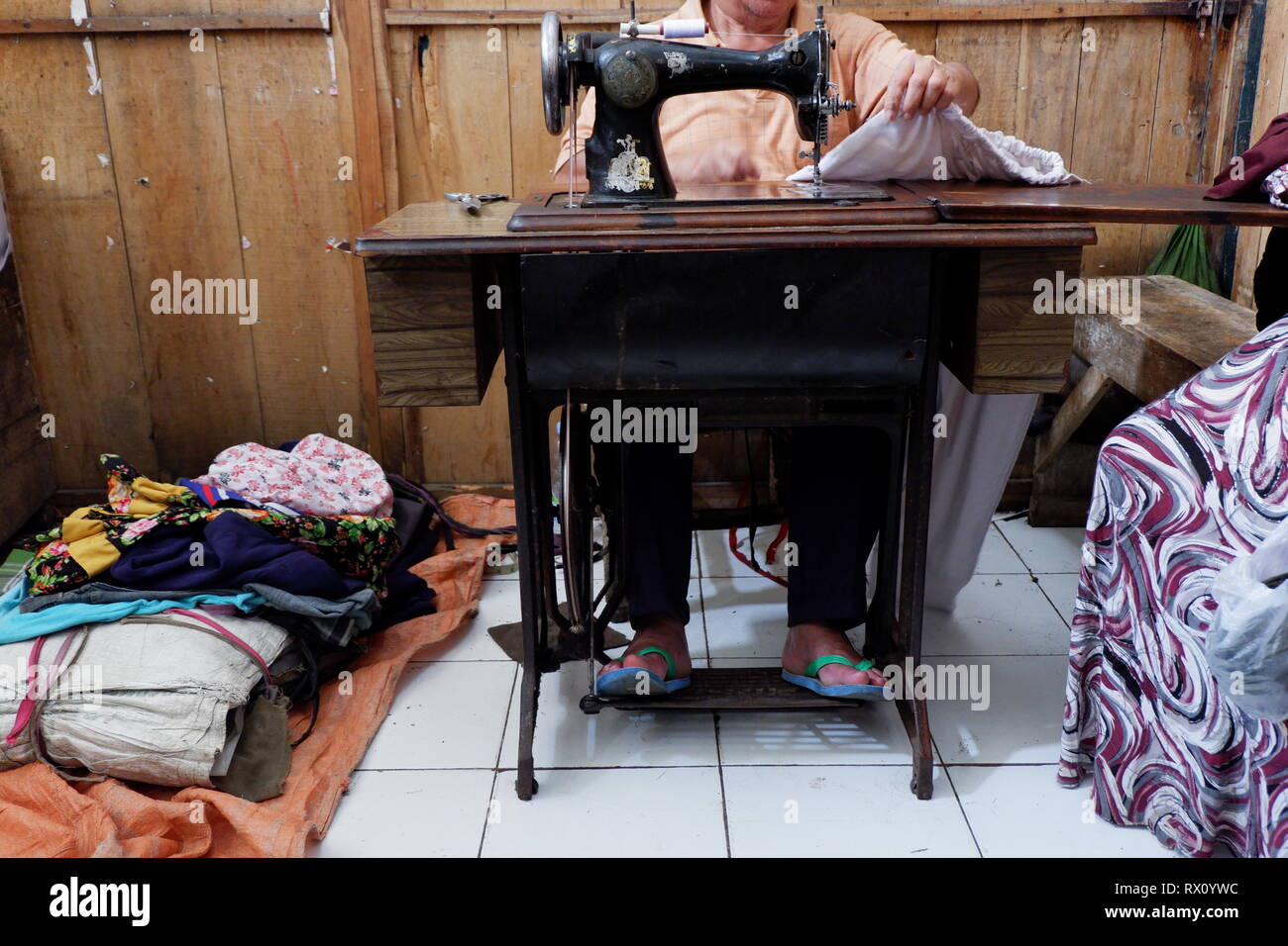 ancient sewing machine Stock Photo - Alamy