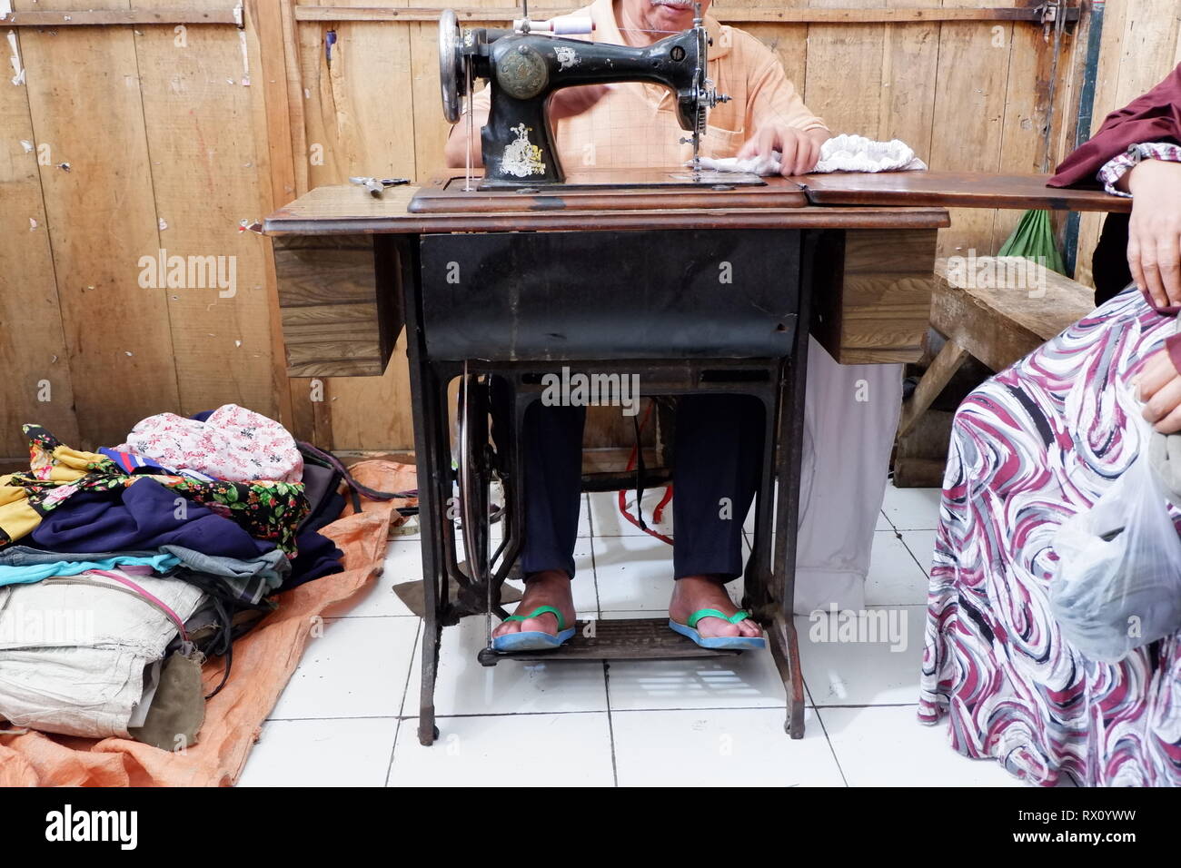 ancient sewing machine Stock Photo - Alamy