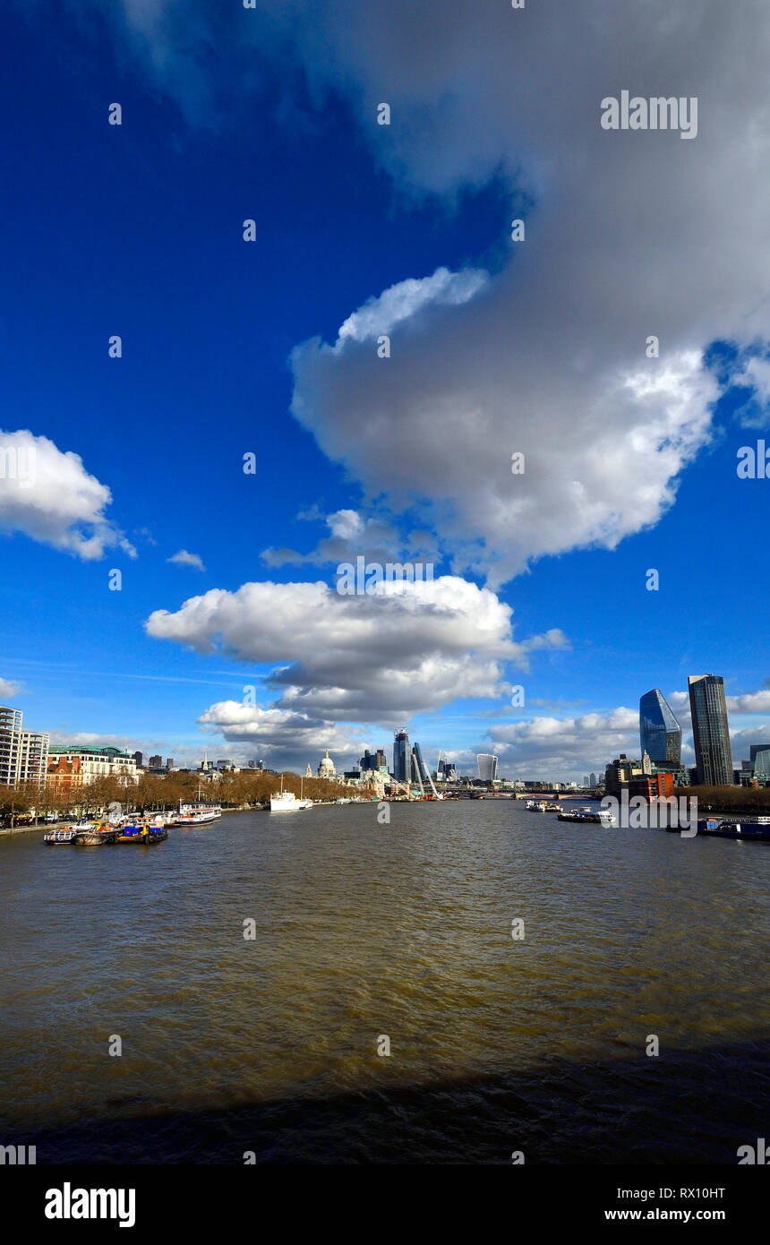 Blue sky london skyline hi-res stock photography and images - Alamy