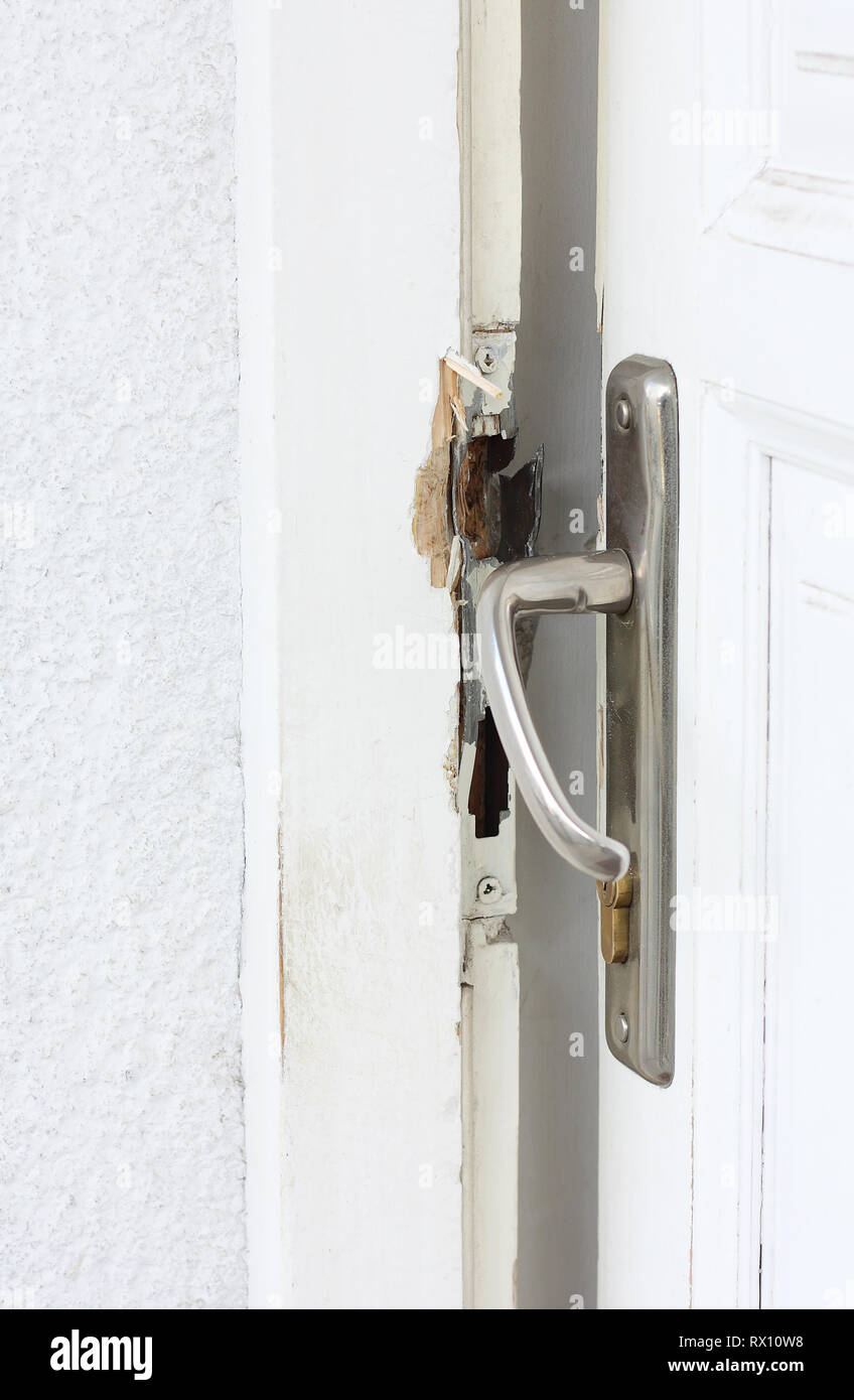 House break in door hi-res stock photography and images - Alamy