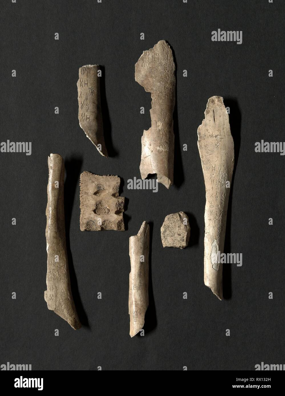 Oracle bones chinese hi-res stock photography and images - Alamy