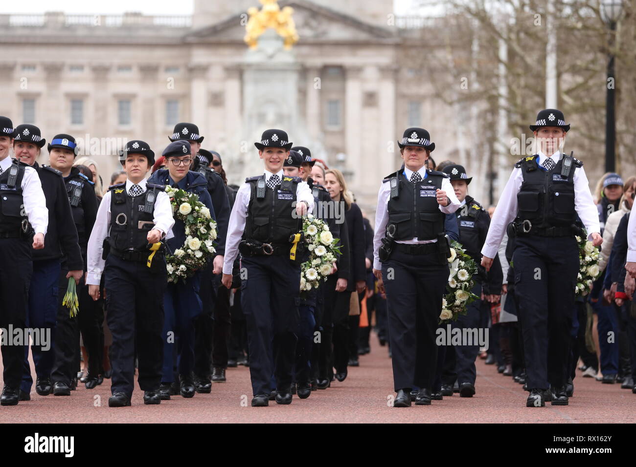 Women officers and staff from the Metropolitan Police take part in ...