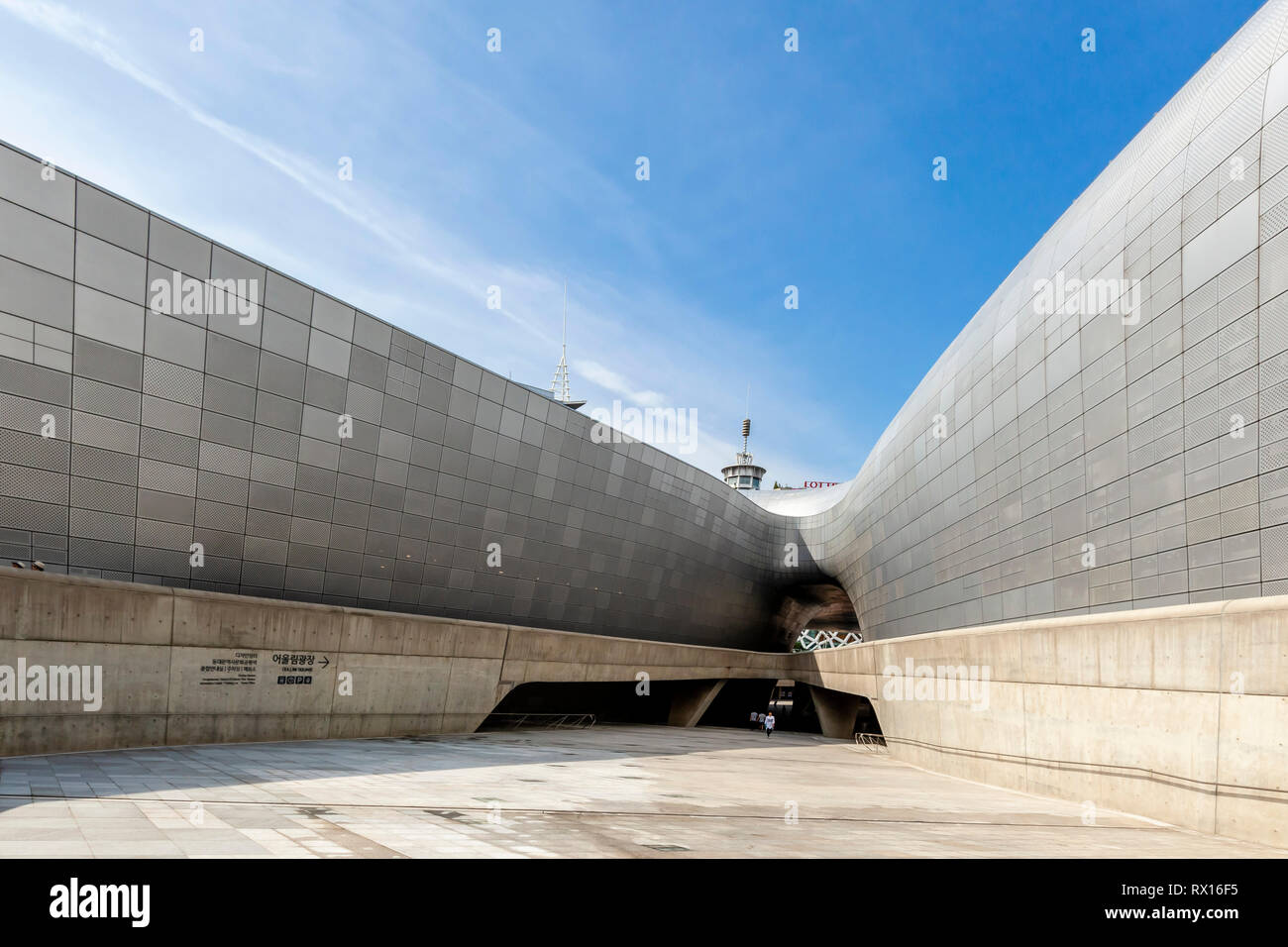 Seoul / South Korea - Sep 24 2015: Dongdaemun Design Plaza (DDP) iconic ...