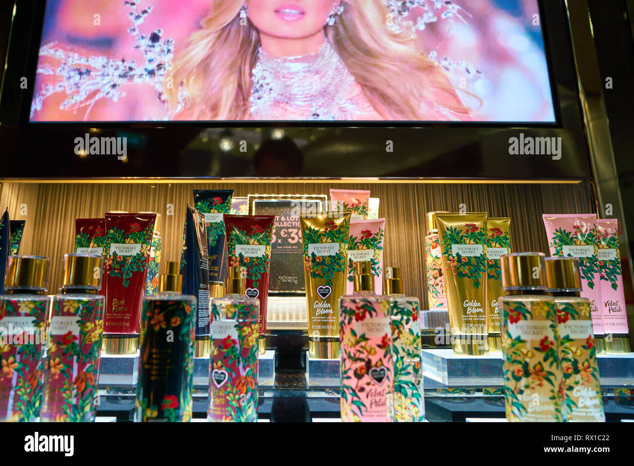 Victorias secret shop hi-res stock photography and images - Alamy