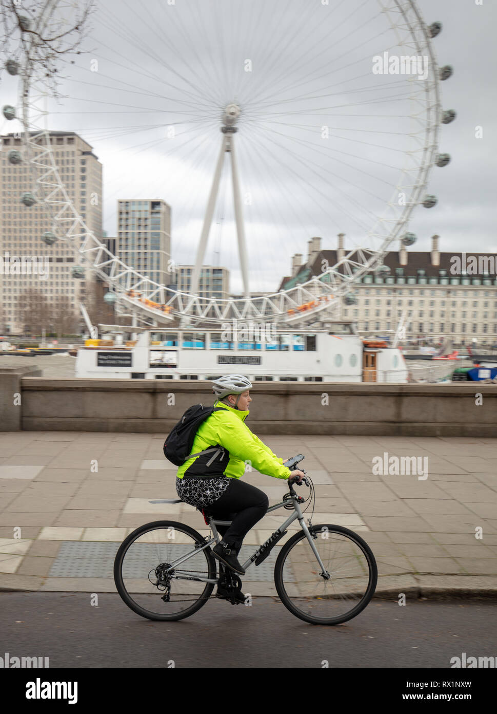 Cycling the thames path in london hi-res stock photography and images ...