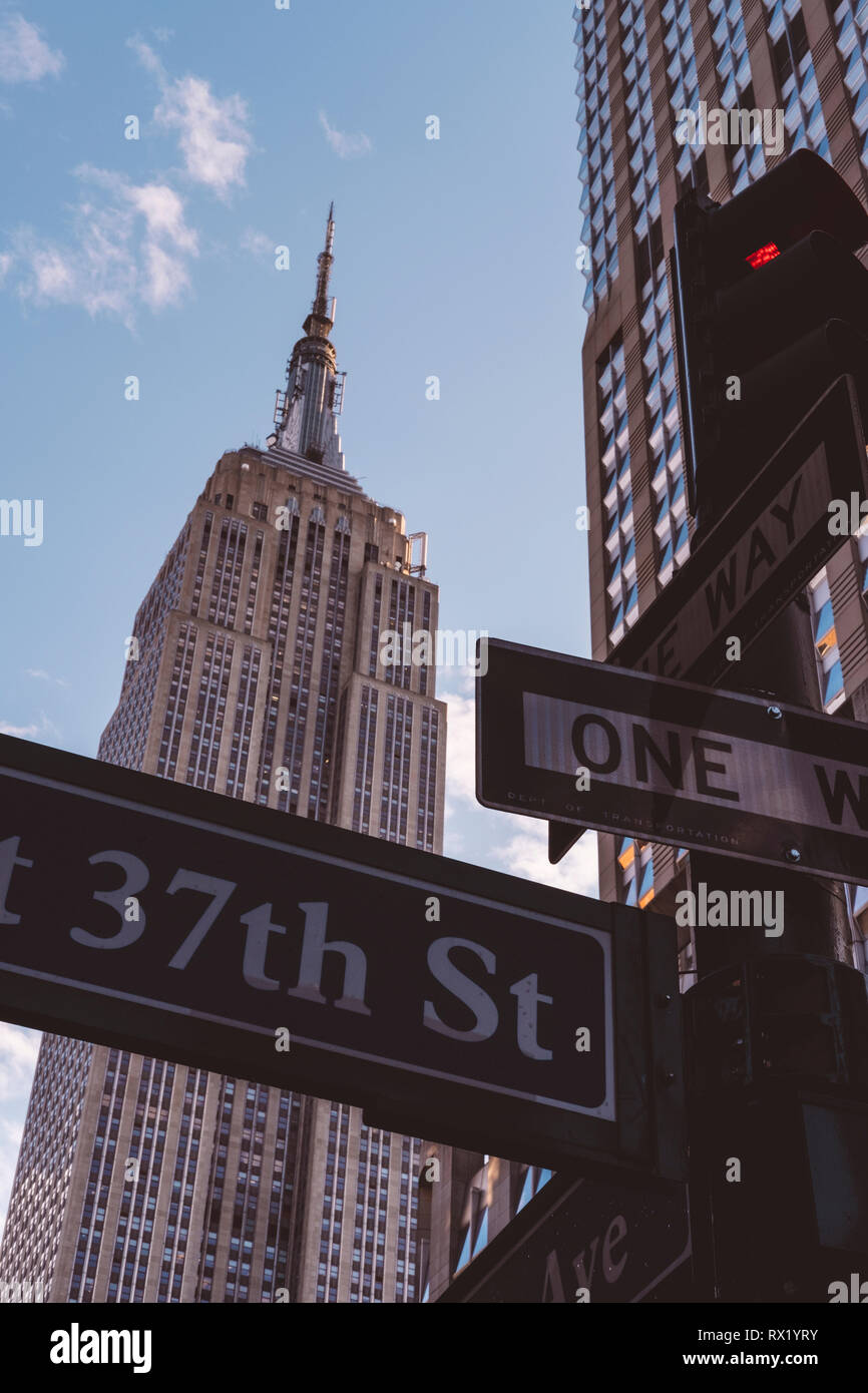Empire state building sign hi-res stock photography and images - Alamy