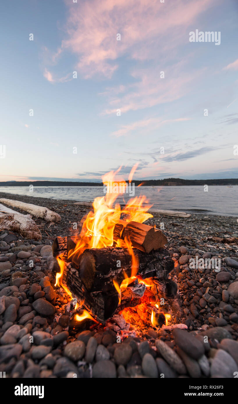 Campfire beach dawn hi-res stock photography and images - Alamy
