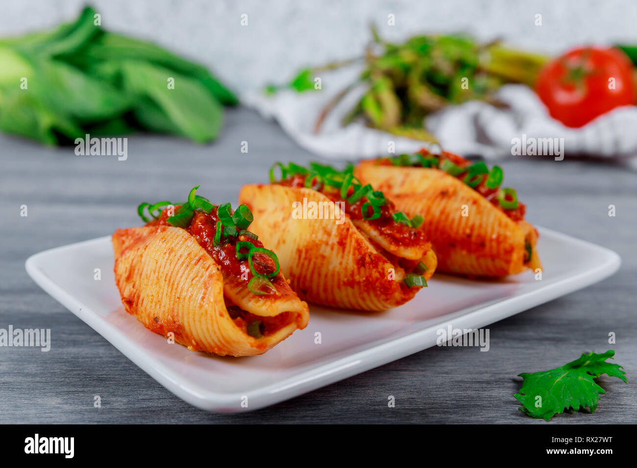 Big pasta shells hi-res stock photography and images - Alamy