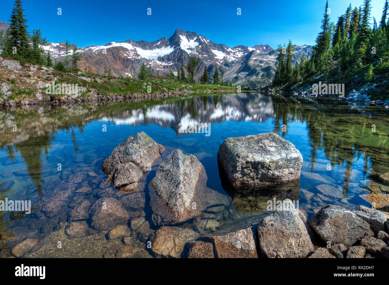 Infinity pool mountains hi-res stock photography and images - Alamy