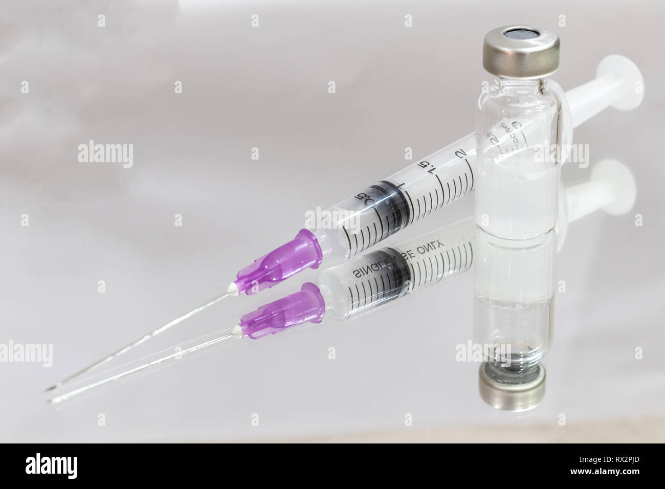 Medication needle vial hi-res stock photography and images - Alamy
