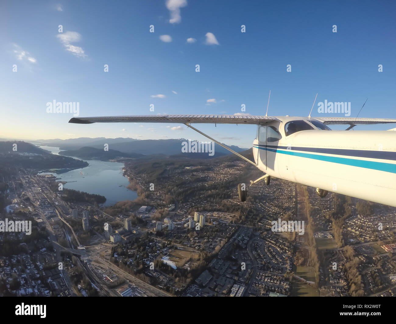 Airplane flying over city hi-res stock photography and images - Alamy