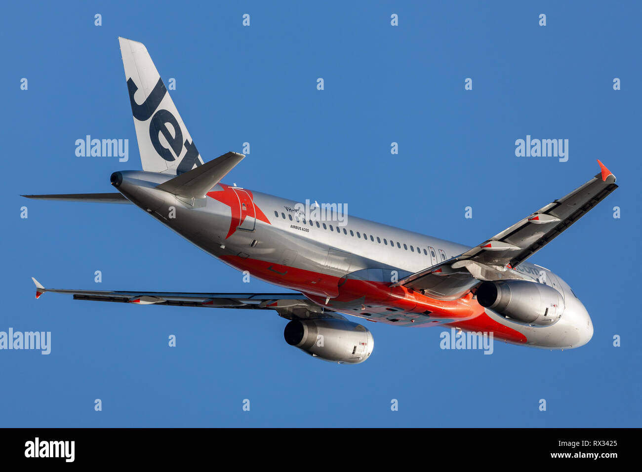 Jetstar Airways Airbus A320-232 airliner taking off from Adelaide ...