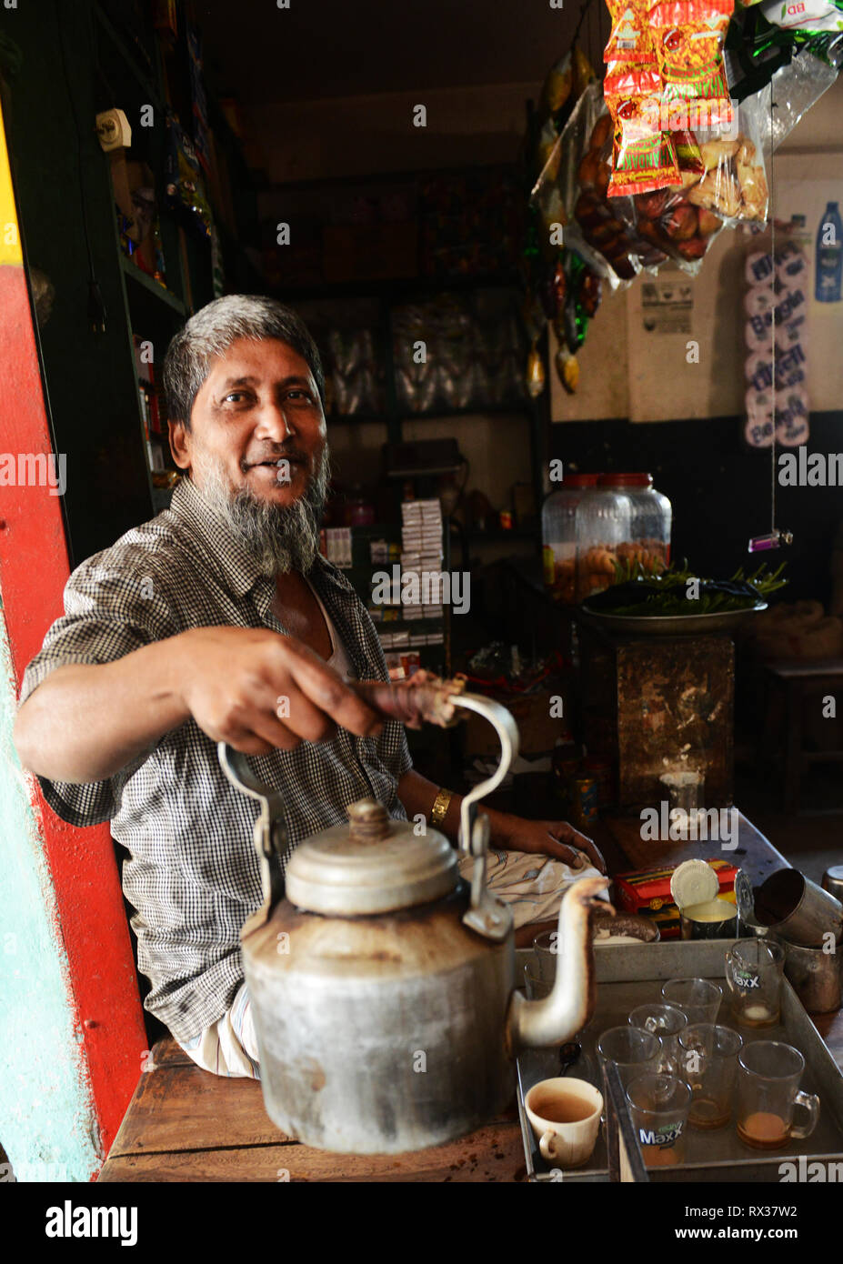 A Bangladeshi man preparing Bangladeshi tea Stock Photo - Alamy