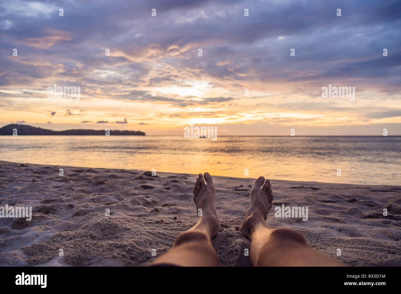 Pretty feet barefoot beach hi-res stock photography and images - Alamy