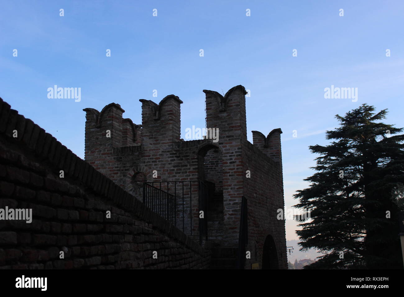 Castello medievale medievale hi-res stock photography and images - Alamy