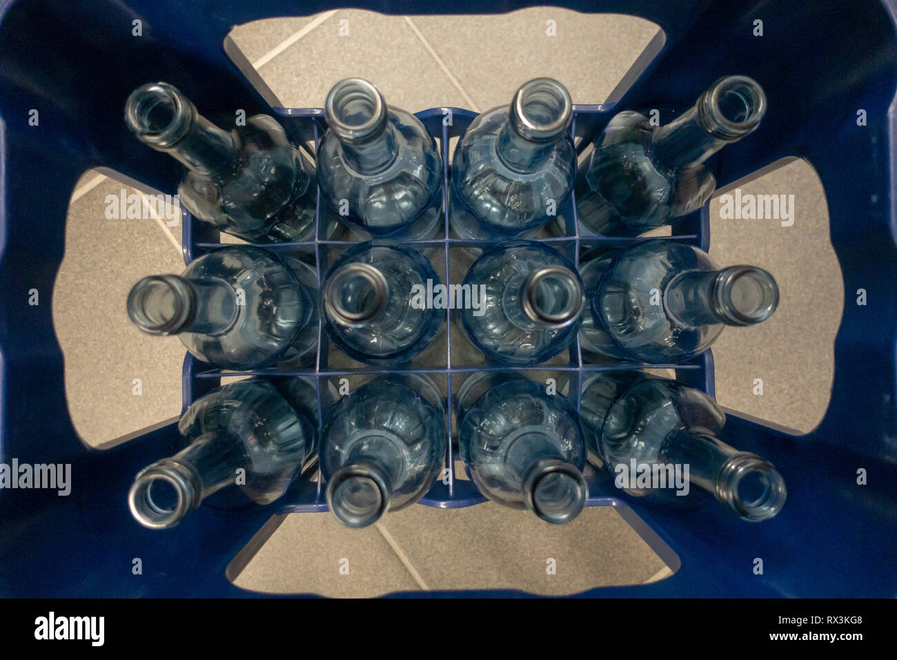 a crate with empty glass bottles Stock Photo - Alamy