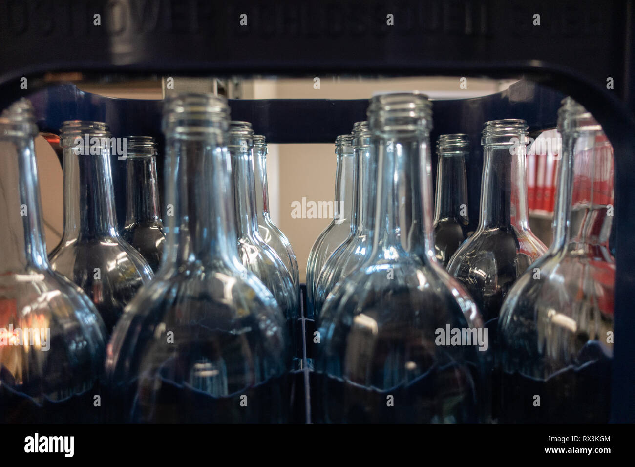 a crate with empty glass bottles Stock Photo - Alamy