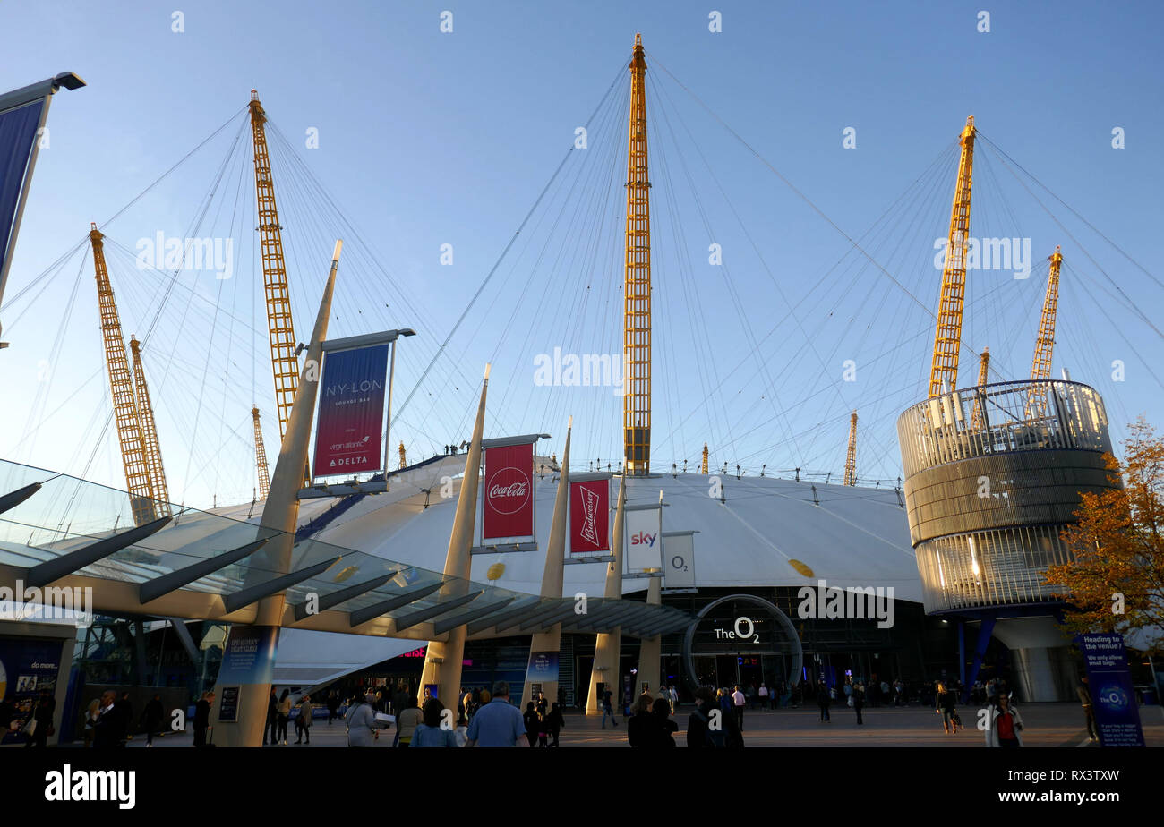 LONDON, ENGLAND - SEPTEMBER 28: Singer Kylie Minogue performs in ...
