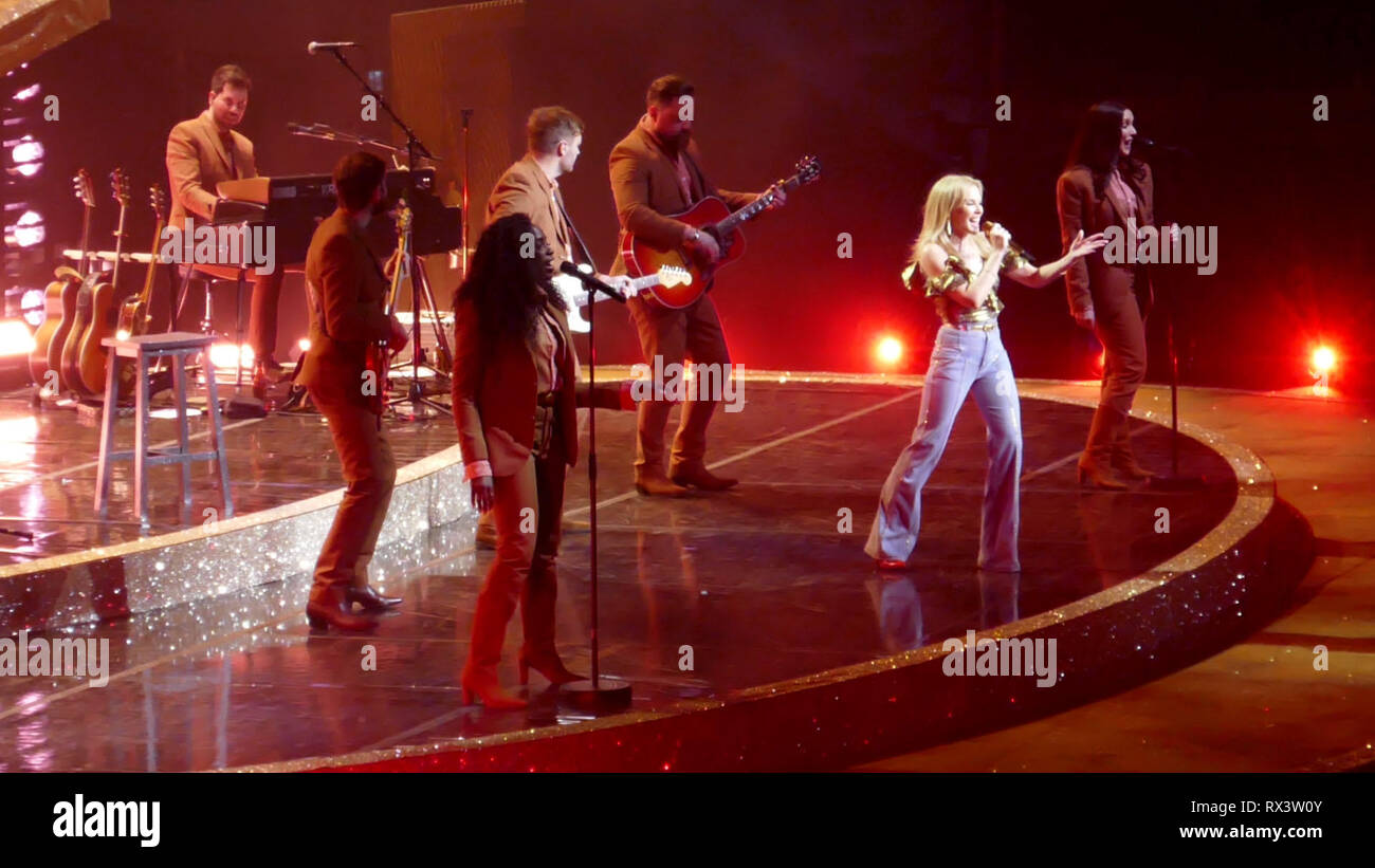 LONDON, ENGLAND - SEPTEMBER 28: Singer Kylie Minogue performs in ...