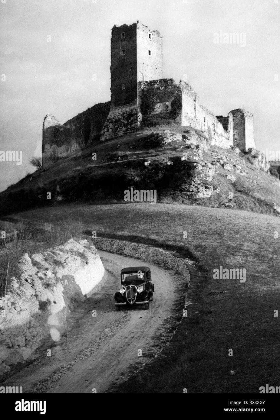 Castello di romeo hi-res stock photography and images - Alamy