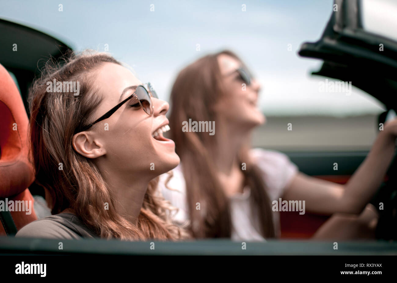Girls driving convertible hi-res stock photography and images - Alamy