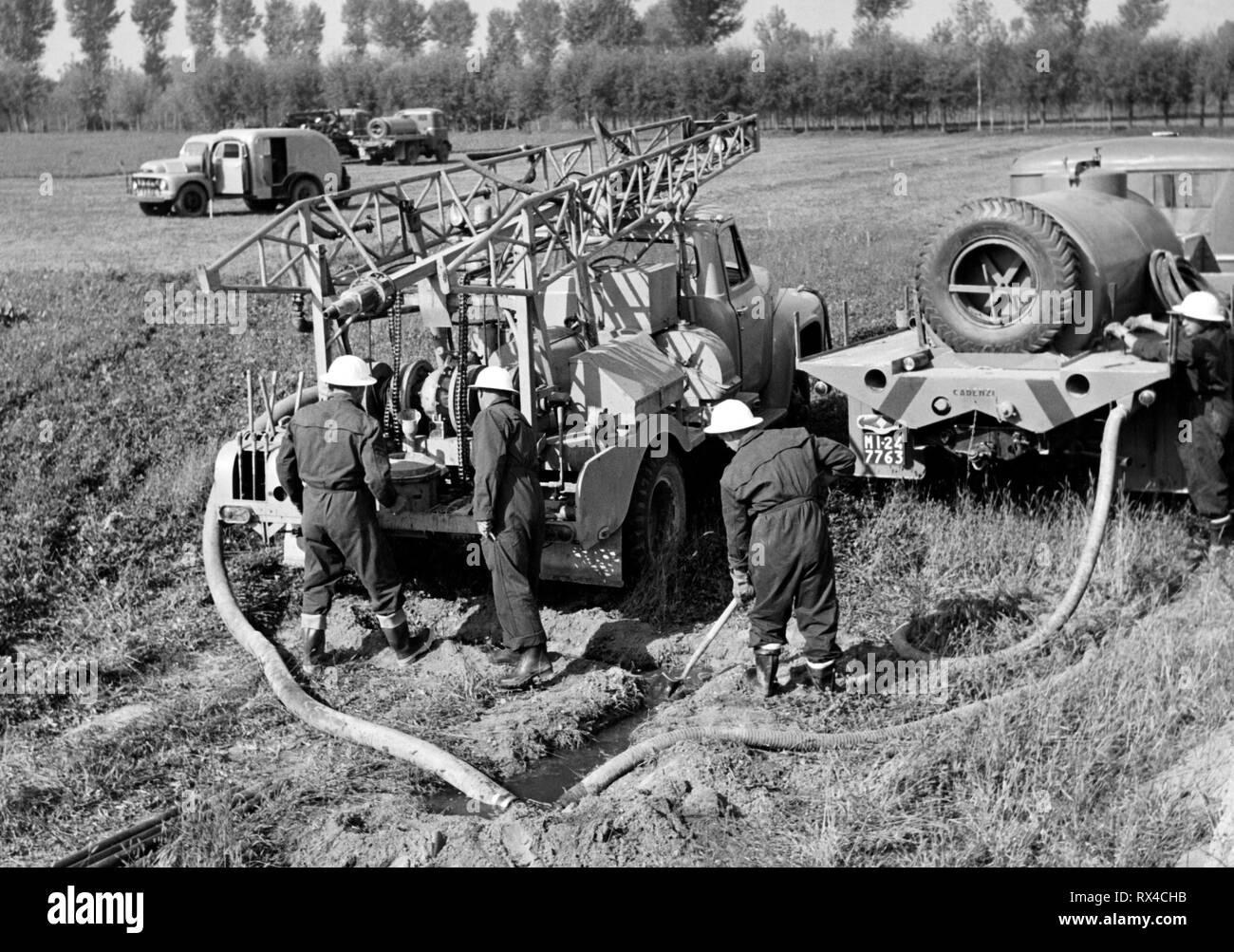 Seismic exploration hi-res stock photography and images - Alamy