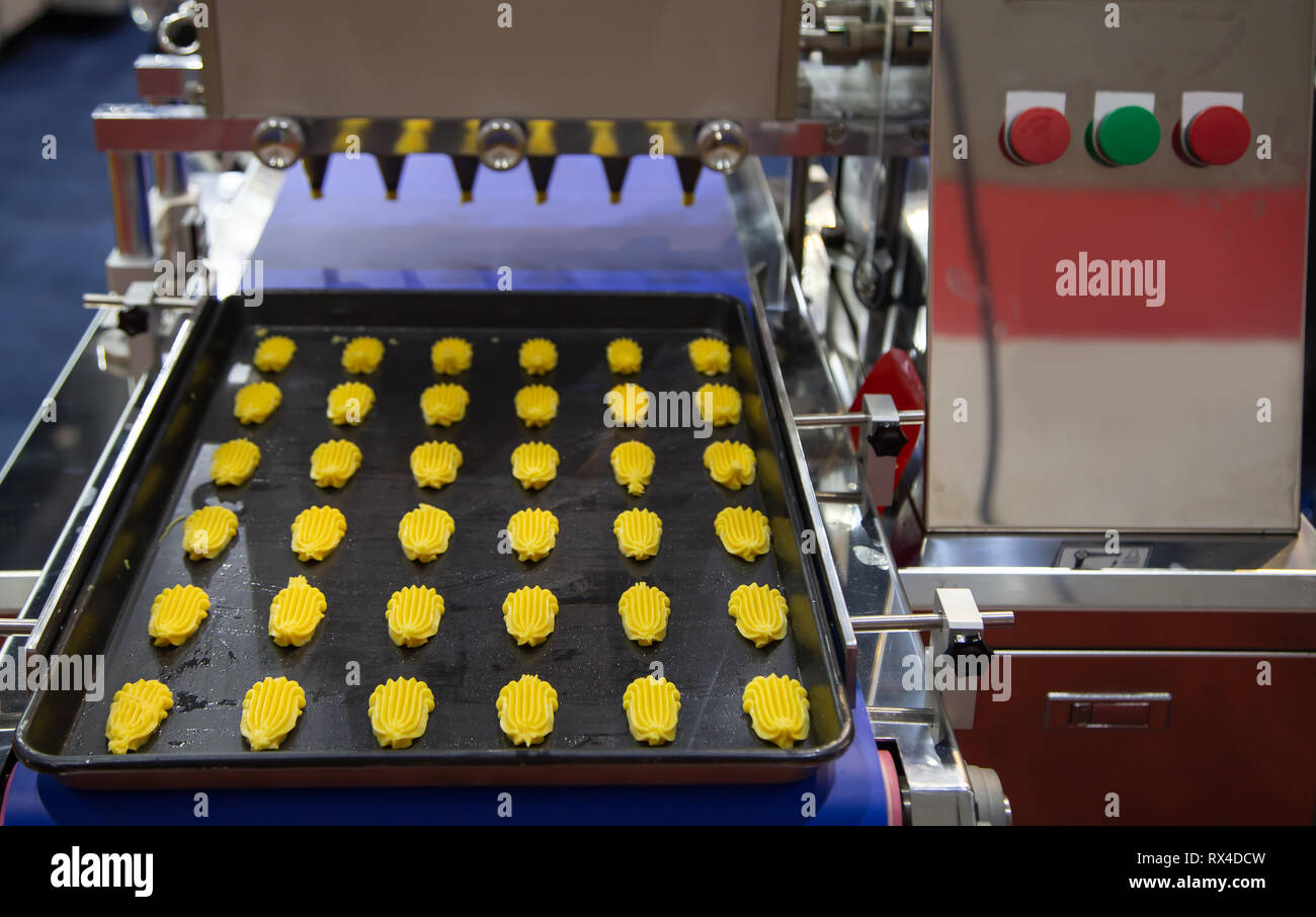 Industrial automatic cookie and biscuit making machine Stock Photo - Alamy