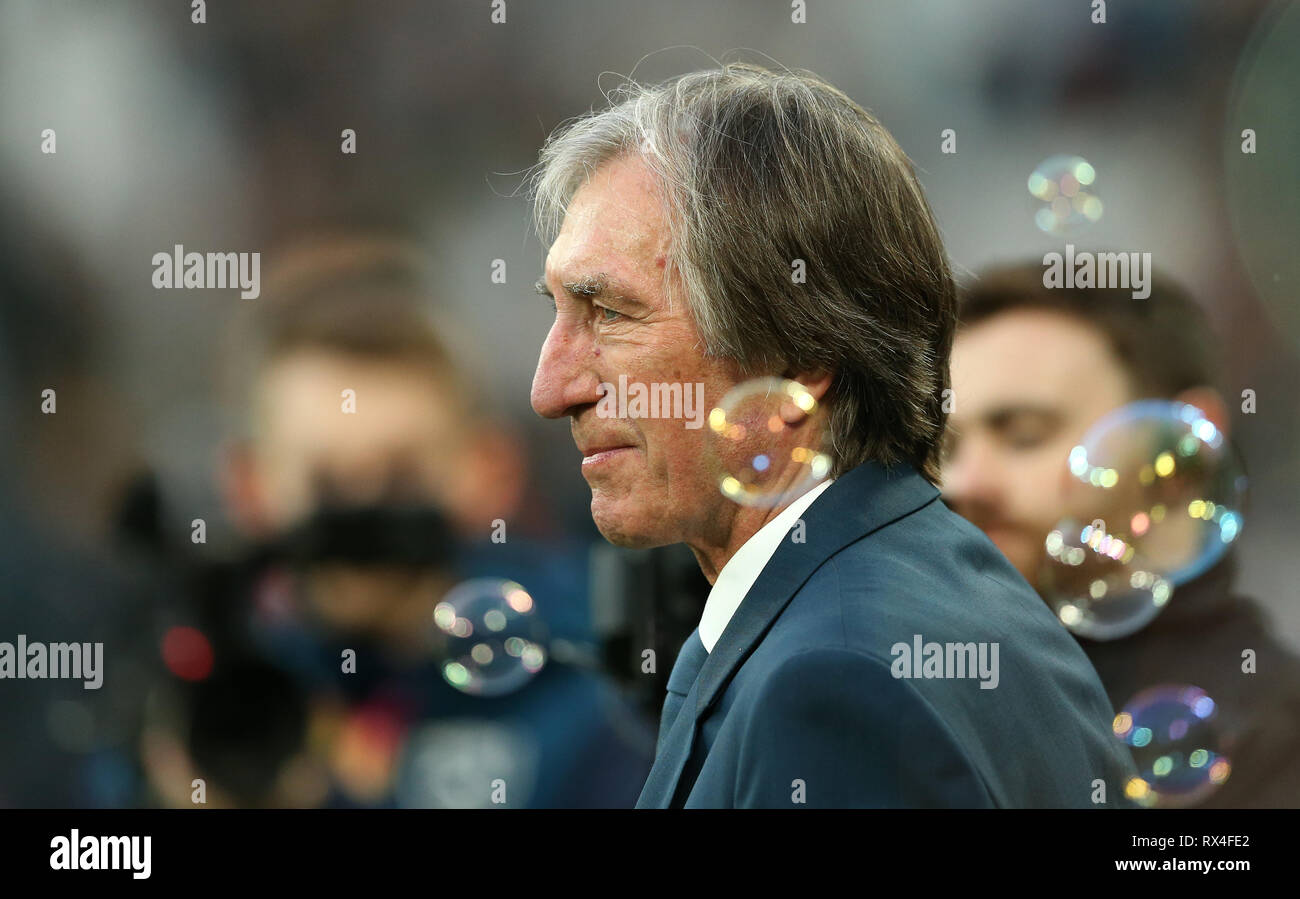 New billy bonds stand hi-res stock photography and images - Alamy
